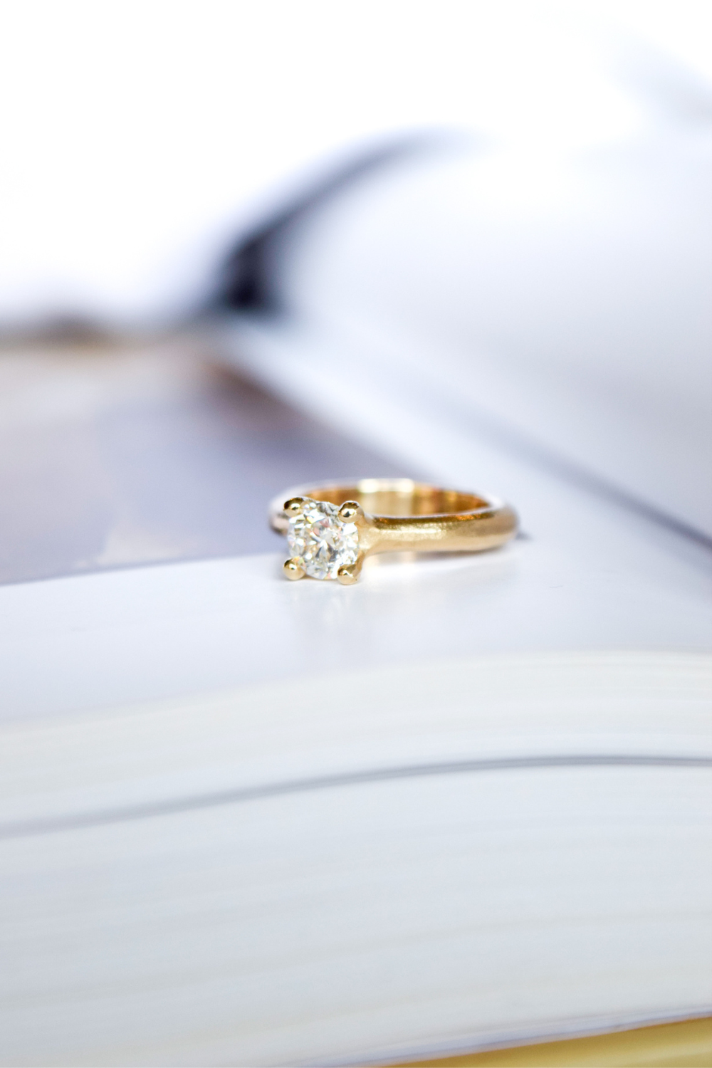 Forlovelsesring i guld, der symboliserer jeres historie – POMPUS