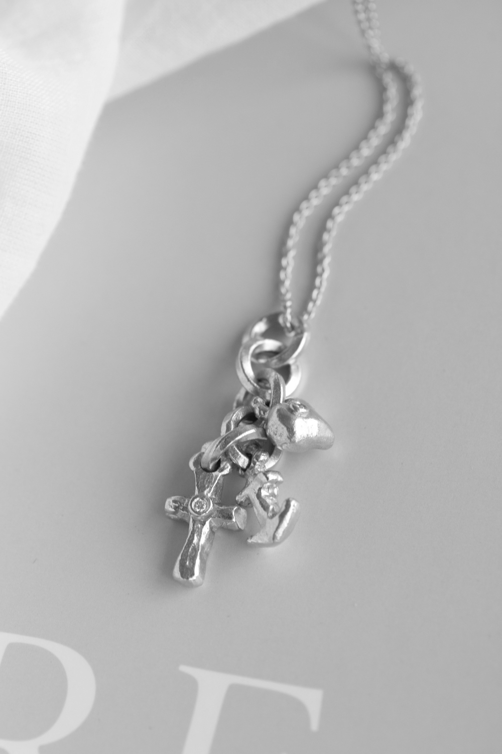 ESSENTIALS – POMPUS